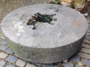 Mühlstein Mendiger Basalt 150cm scharriert